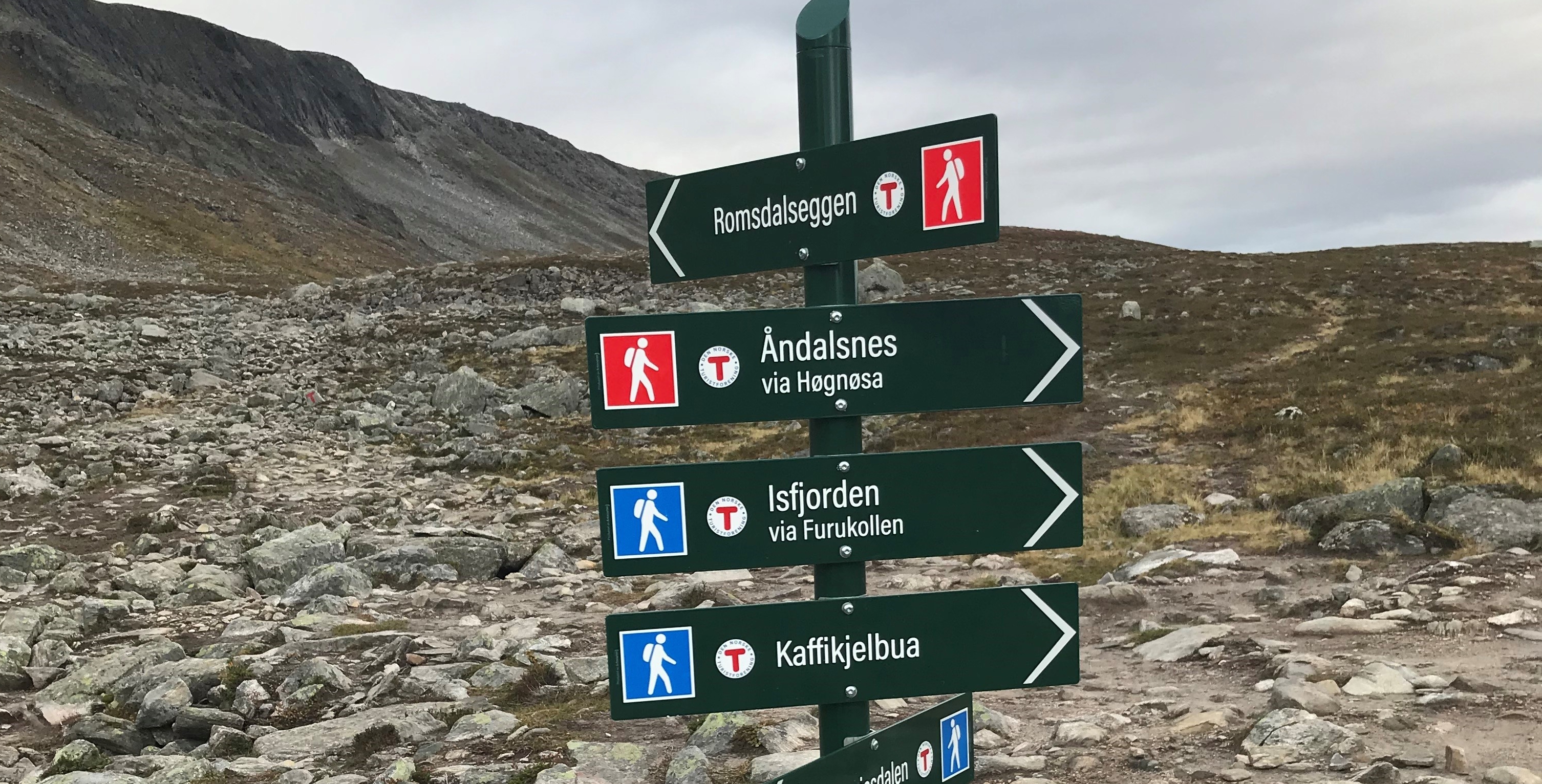 Nye skilt på Romsdalseggen - DNT