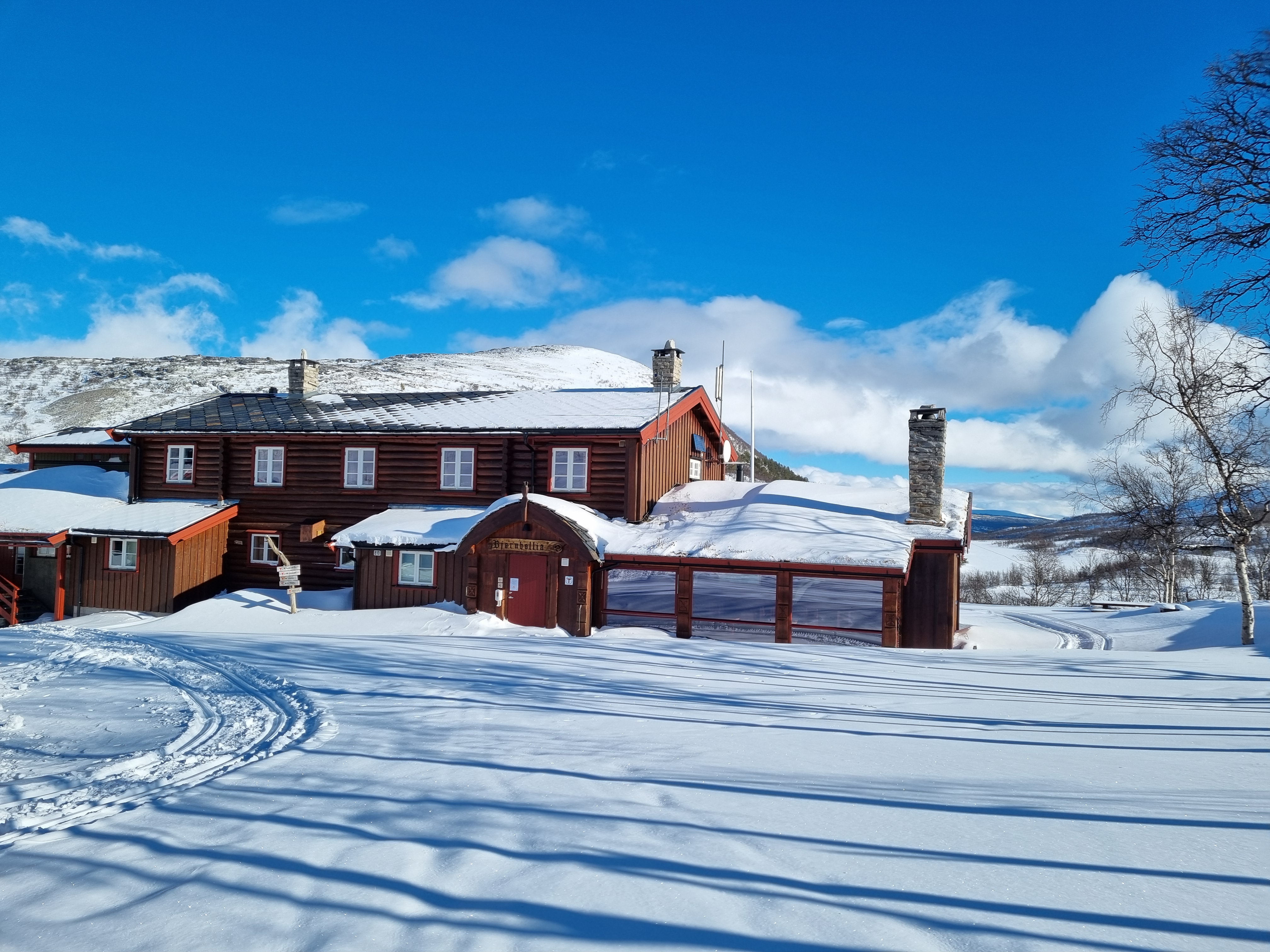 Solvegg og hygge på en DNT-hytte - DNT